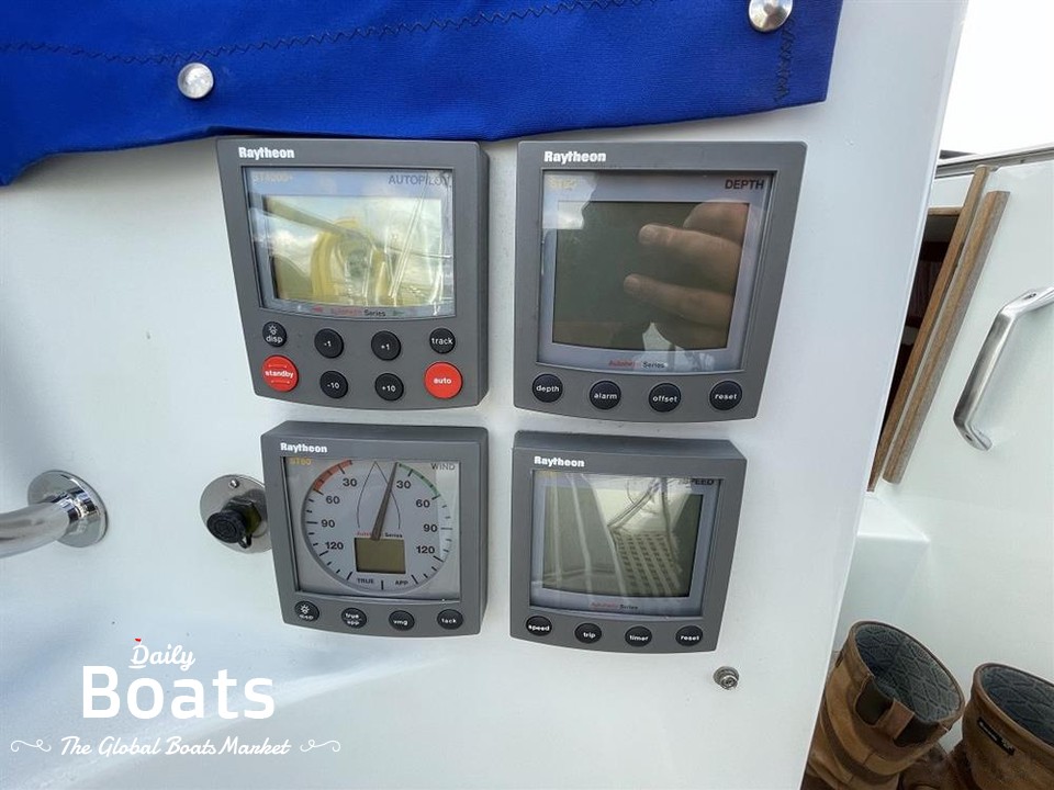 2000 Hunter Channel 323 for sale. View price, photos and Buy 2000 ...