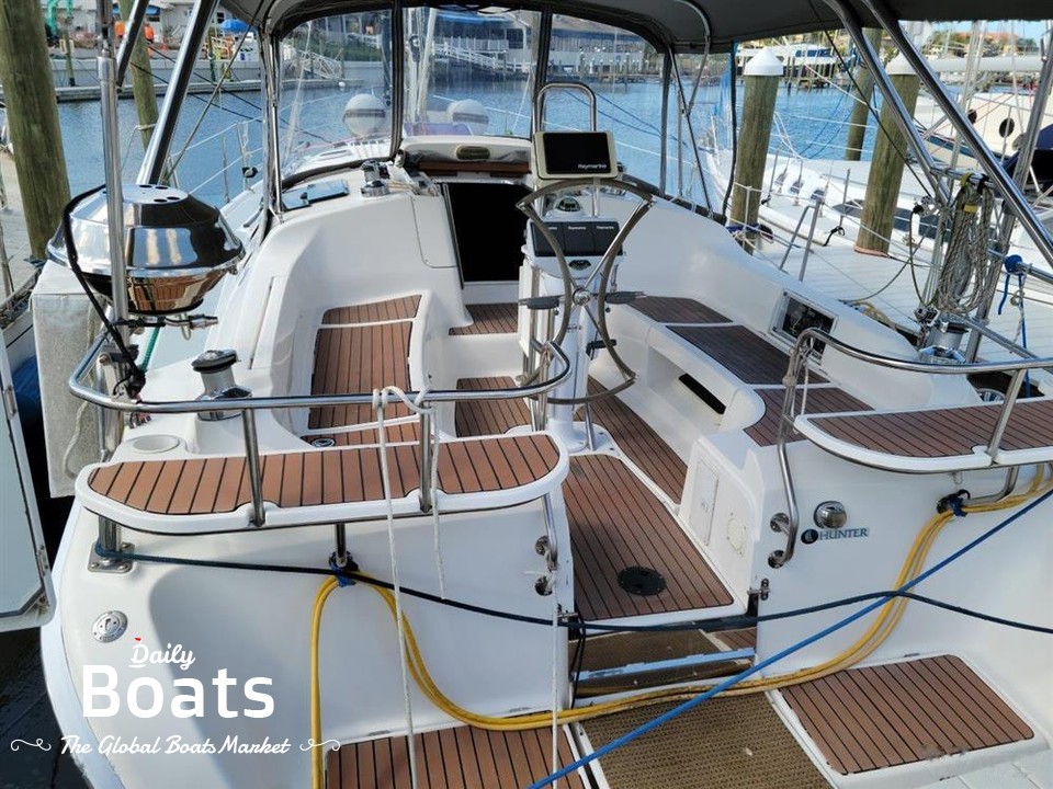 2005 Hunter Legend 38 for sale. View price, photos and Buy 2005 Hunter ...