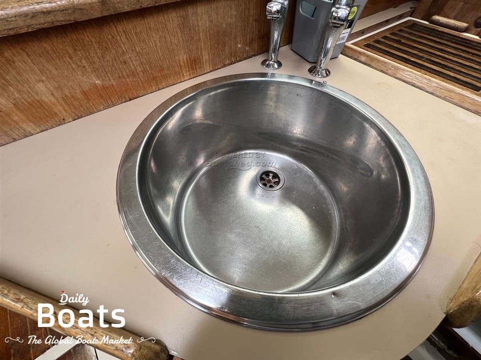 1989 Hunter Legend 335 for sale. View price, photos and Buy 1989 Hunter ...