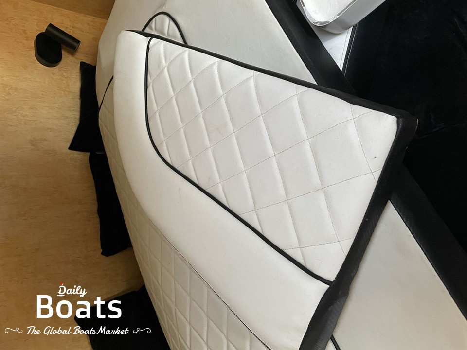 2005 Majesty Yachts / Gulf Craft Walkaround 33 for sale. View price ...