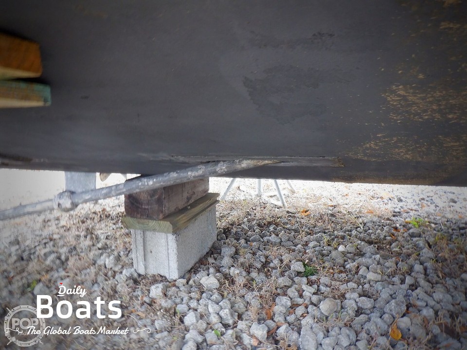 1983 Uniflite 28 Mega for sale. View price, photos and Buy 1983 ...