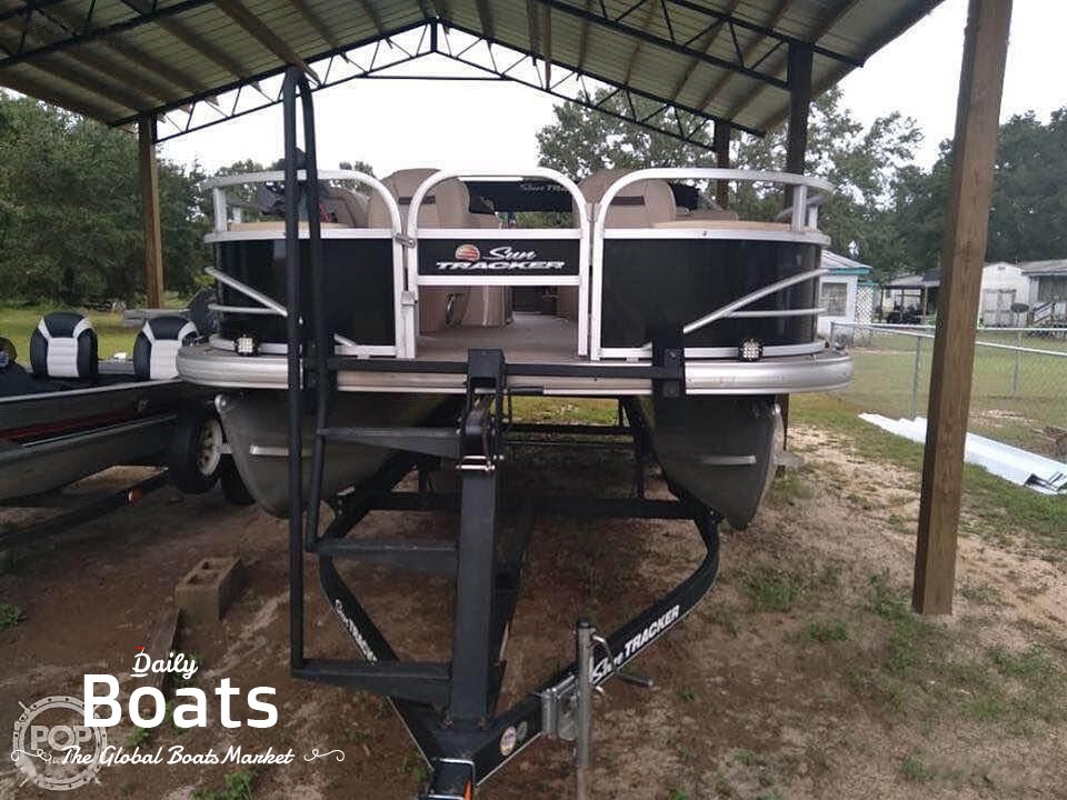 2019 Sun Tracker 22 Dlx Fishing Barge for sale. View price, photos and ...