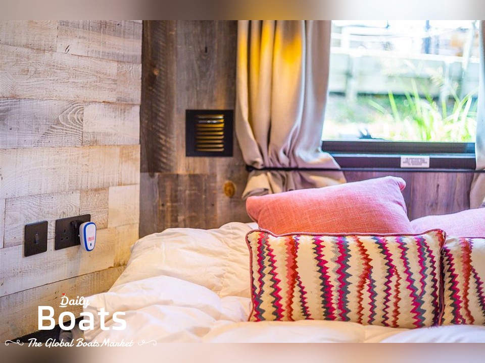 2019 Wide Beam Narrowboat Collingwood Hoxton for sale. View price ...