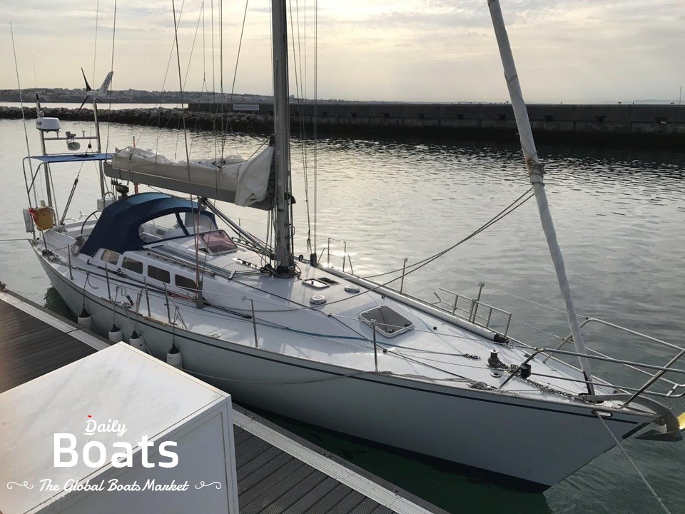 1988 Laurent Giles 43' Light Displacement Cruiser. Custom And Epoxy for ...