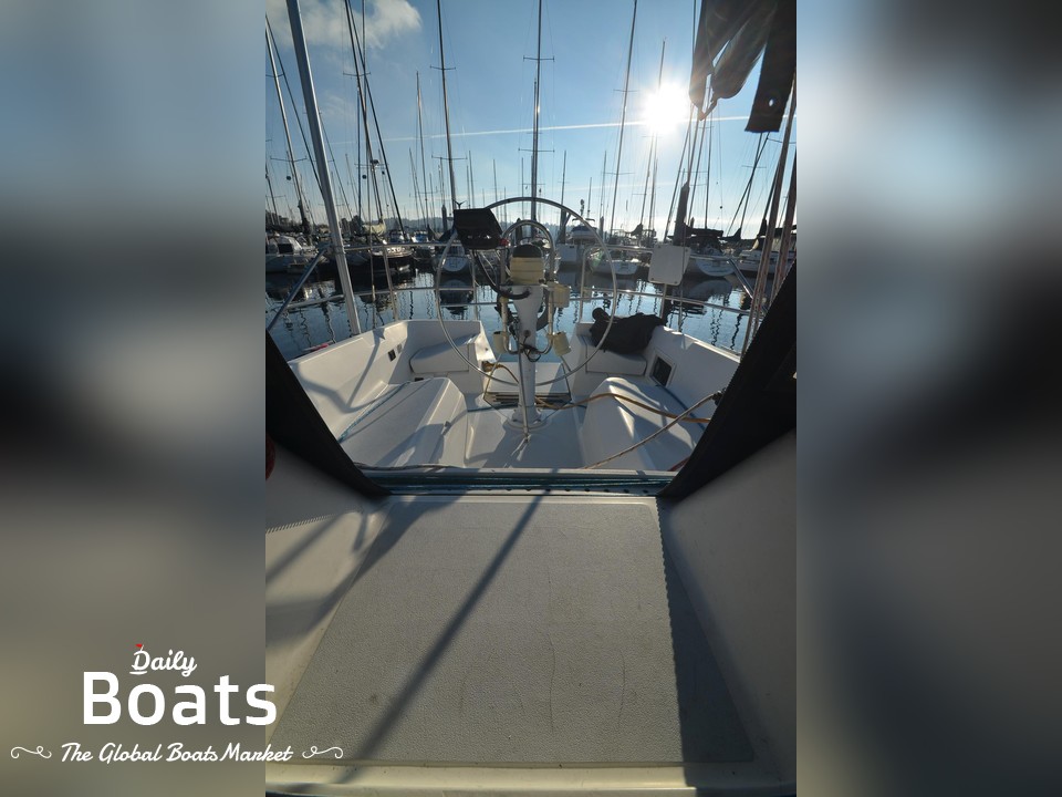1989 Hunter Legend 37 for sale. View price, photos and Buy 1989 Hunter ...