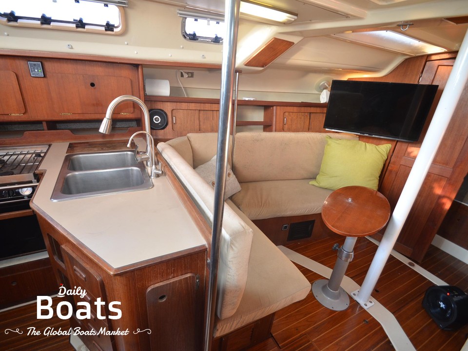 1989 Hunter Legend 37 for sale. View price, photos and Buy 1989 Hunter ...