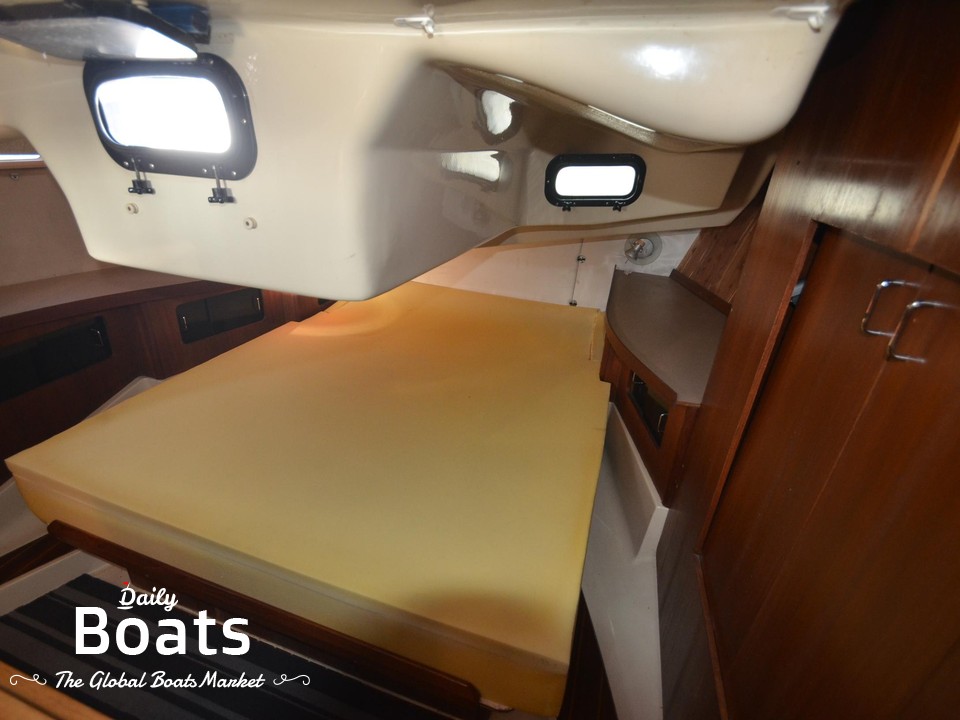 1989 Hunter Legend 37 for sale. View price, photos and Buy 1989 Hunter ...