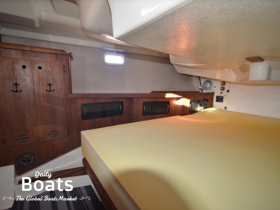 1989 Hunter Legend 37 for sale. View price, photos and Buy 1989 Hunter ...