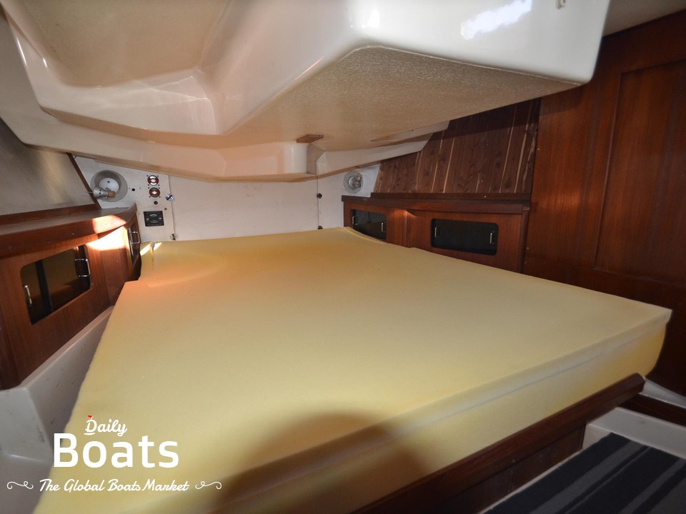 1989 Hunter Legend 37 for sale. View price, photos and Buy 1989 Hunter ...