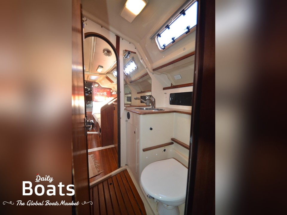 1989 Hunter Legend 37 for sale. View price, photos and Buy 1989 Hunter ...