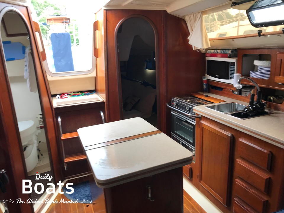 1989 Hunter Vision 32 for sale. View price, photos and Buy 1989 Hunter ...