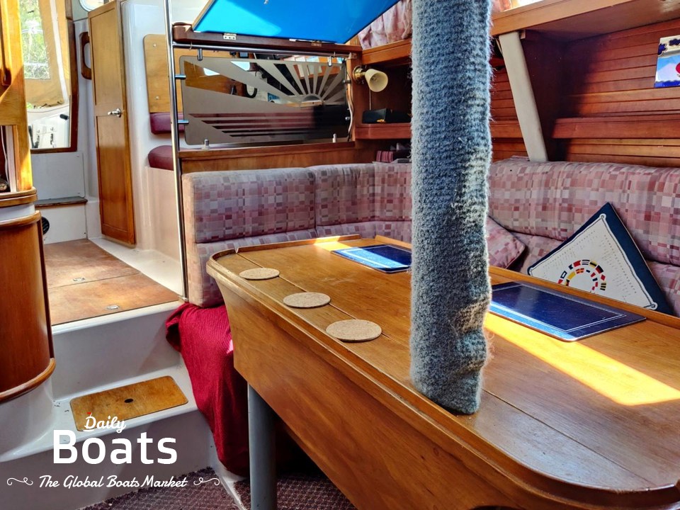 1988 Hunter Horizon 32 for sale. View price, photos and Buy 1988 Hunter ...