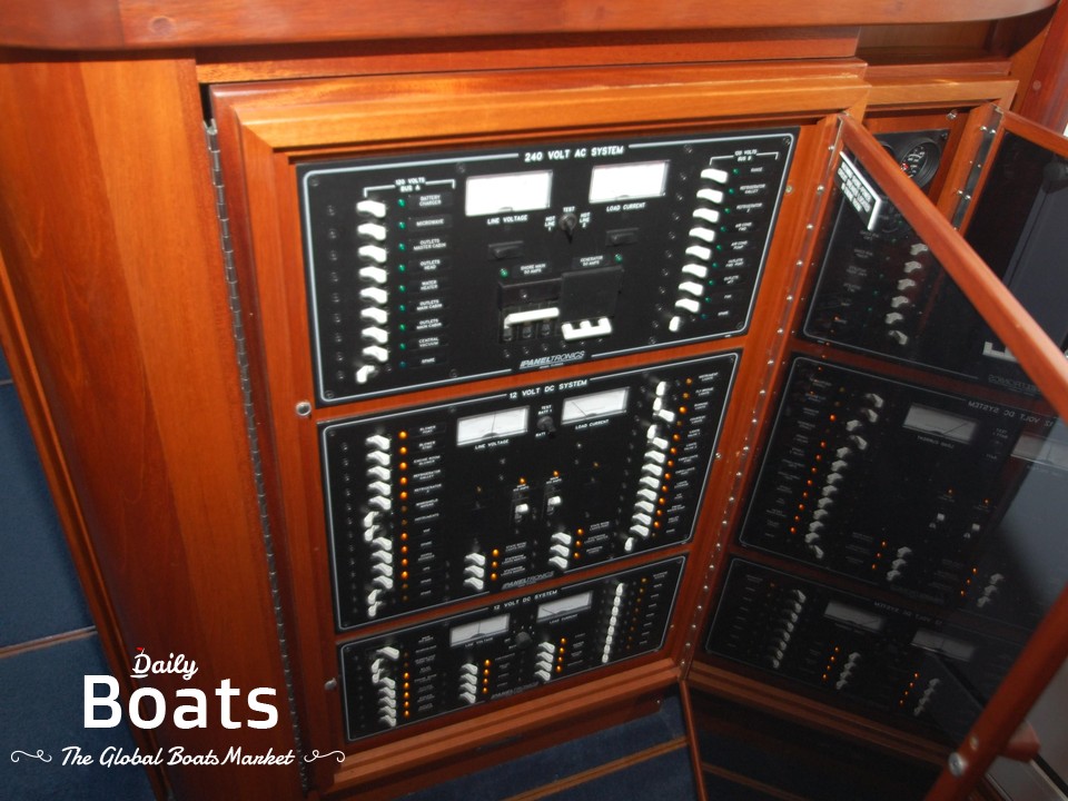 2007 Kenner Suwanee Flybridge Cruiser for sale. View price, photos and ...