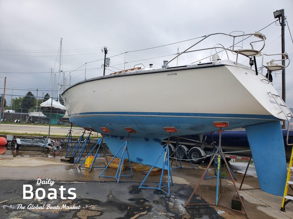 1986 Hunter 40 Legend for sale. View price, photos and Buy 1986 Hunter ...
