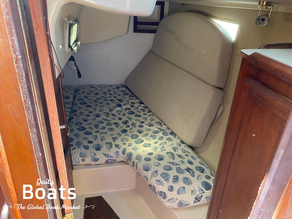 1989 Hunter Vision 32 for sale. View price, photos and Buy 1989 Hunter ...