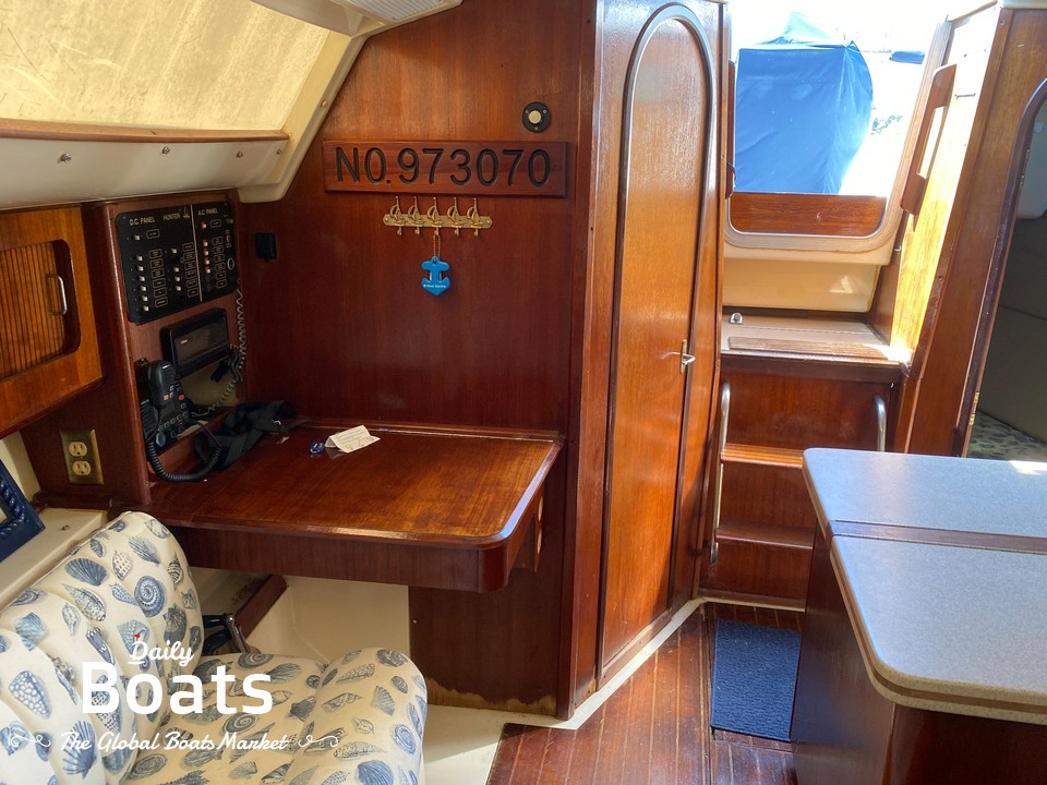 1989 Hunter Vision 32 for sale. View price, photos and Buy 1989 Hunter ...