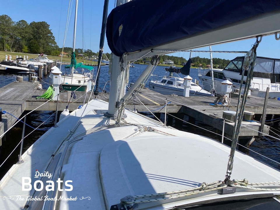 1989 Hunter Vision 32 for sale. View price, photos and Buy 1989 Hunter ...