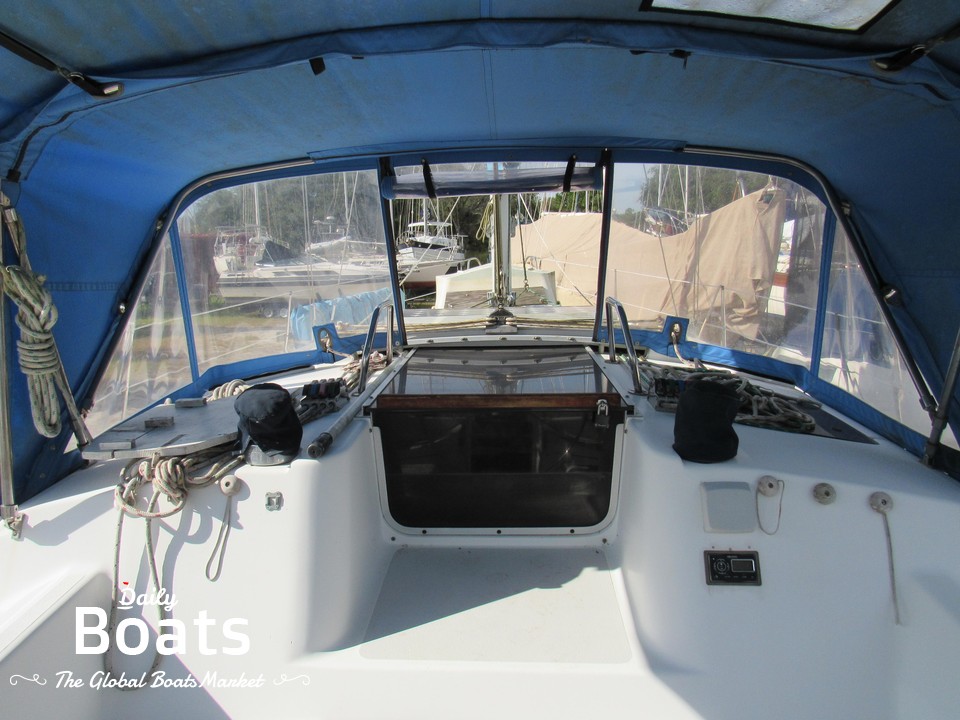 1993 Hunter Legend 37 for sale. View price, photos and Buy 1993 Hunter ...