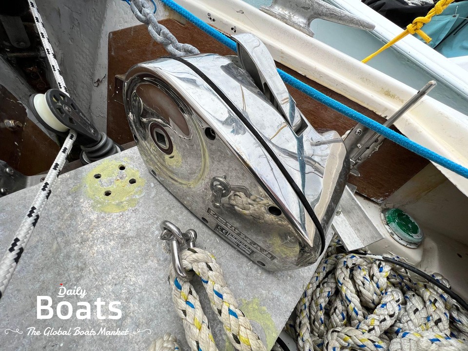 1989 Hunter Legend 335 for sale. View price, photos and Buy 1989 Hunter ...