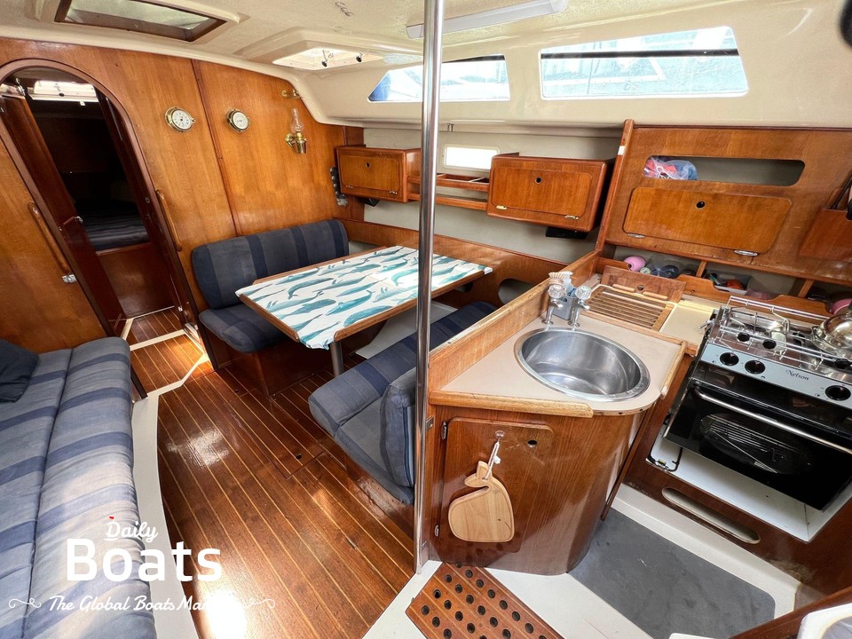 1989 Hunter Legend 335 for sale. View price, photos and Buy 1989 Hunter ...