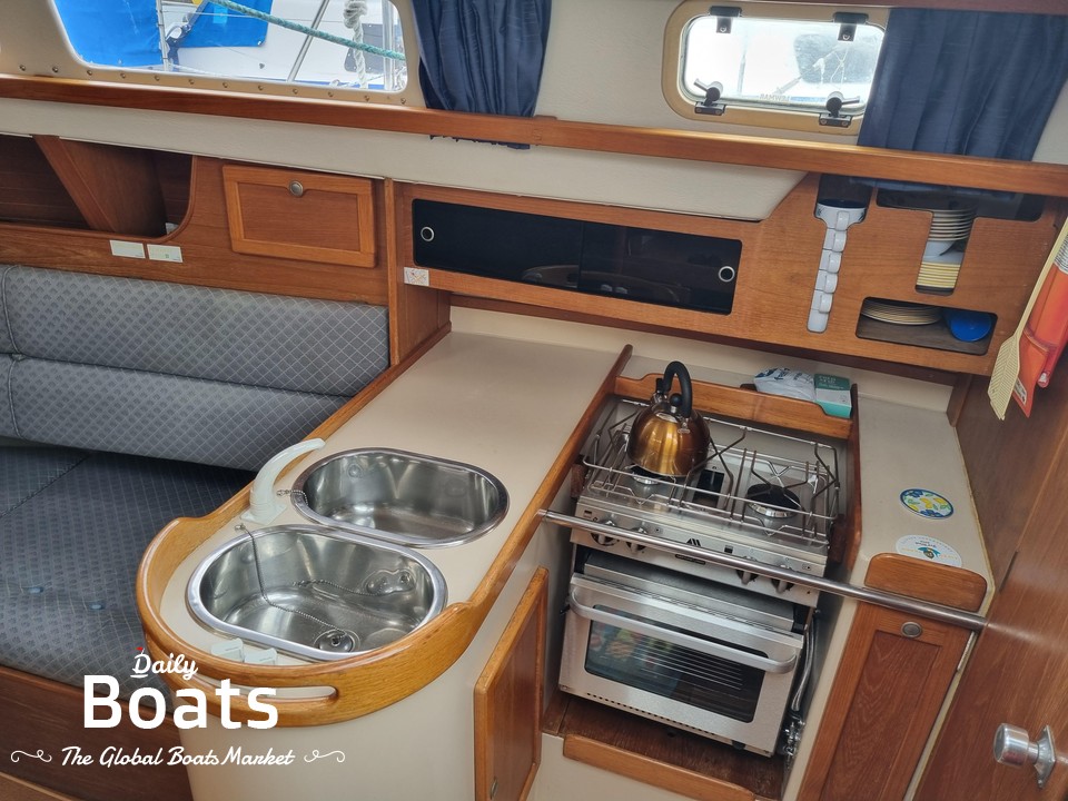 1997 Hunter Channel 323 for sale. View price, photos and Buy 1997 ...