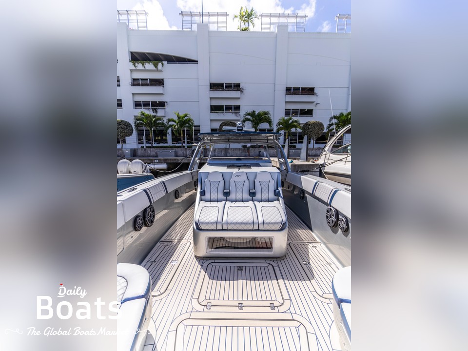 2017 Midnight Express 43' Solstice for sale. View price, photos and Buy ...