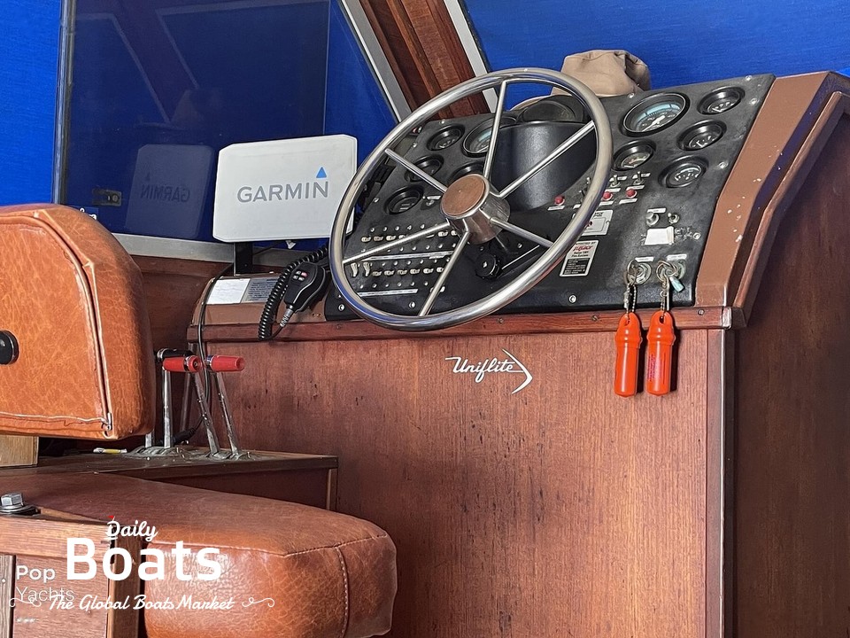 1978 Uniflite 28 Mega Sedan Cruiser Flybridge for sale. View price ...