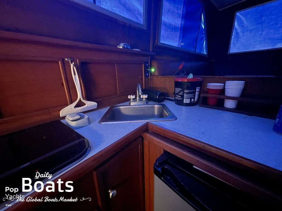 1978 Uniflite 28 Mega Sedan Cruiser Flybridge for sale. View price ...