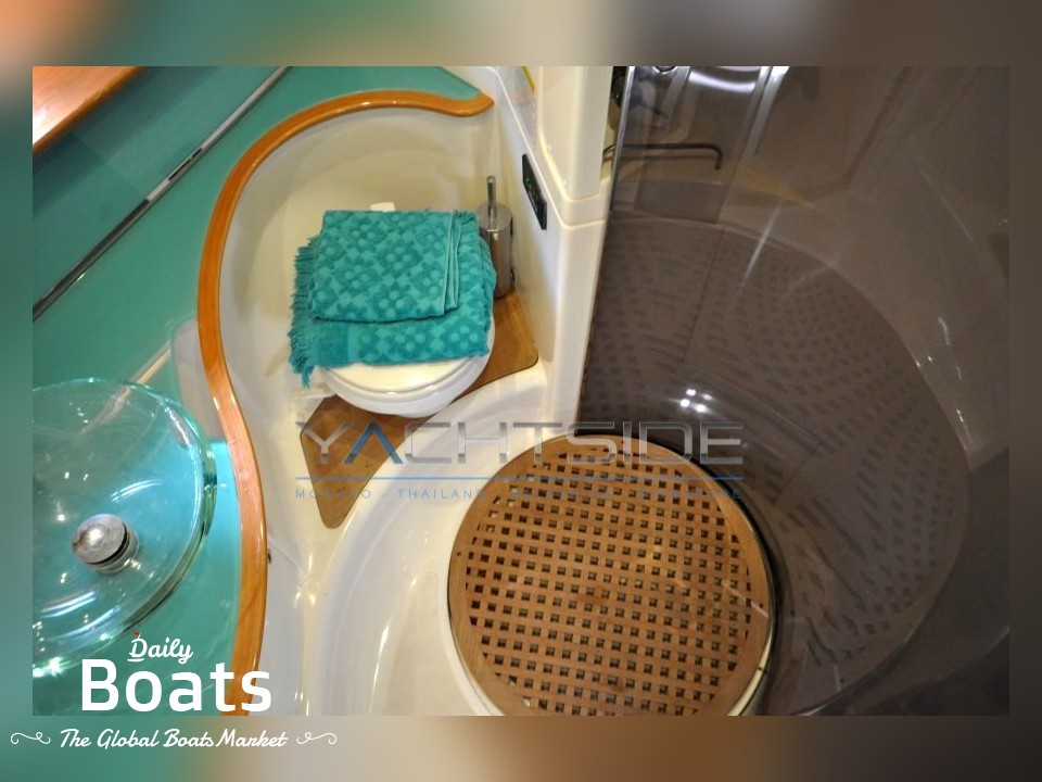 2010 Azimut Atlantis 42 Ht for sale. View price, photos and Buy 2010 ...