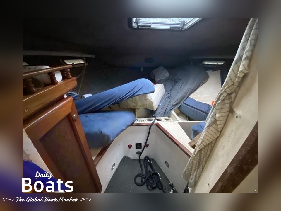 1984 Bayliner 2860 Flybridge Projektskib for sale. View price, photos ...