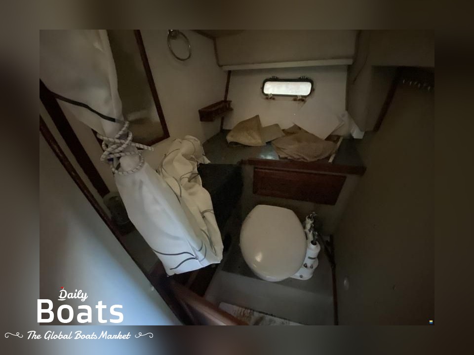 1984 Bayliner 2860 Flybridge Projektskib for sale. View price, photos ...