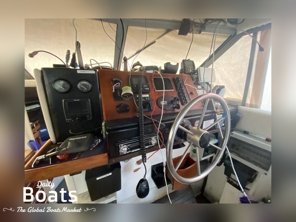 1984 Bayliner 2860 Flybridge Projektskib for sale. View price, photos ...