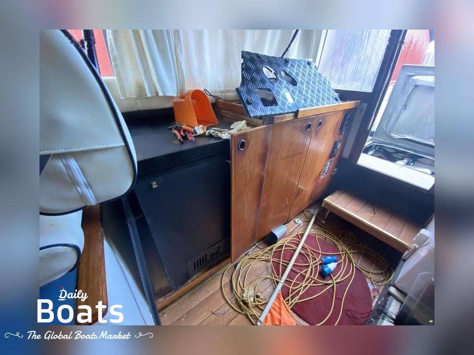 1984 Bayliner 2860 Flybridge Projektskib for sale. View price, photos ...