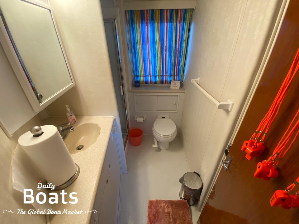 2002 Harbor Master 52 Pilot House Wide Body River Yacht for sale. View ...