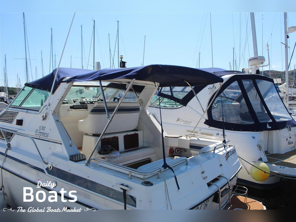 1990 Cruisers Yachts Vee Express 267 for sale. View price, photos and ...