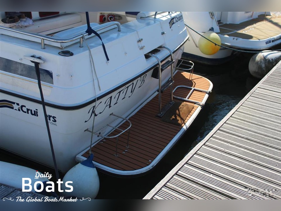 1990 Cruisers Yachts Vee Express 267 for sale. View price, photos and ...