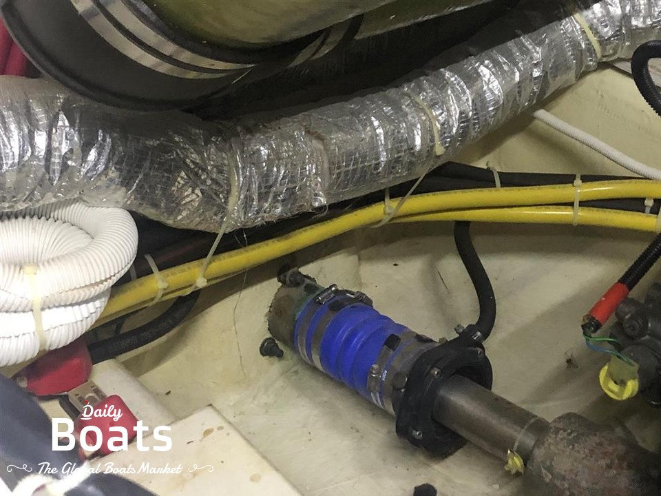 2006 Carver Yachts 430 Cockpit Motor for sale. View price, photos and ...