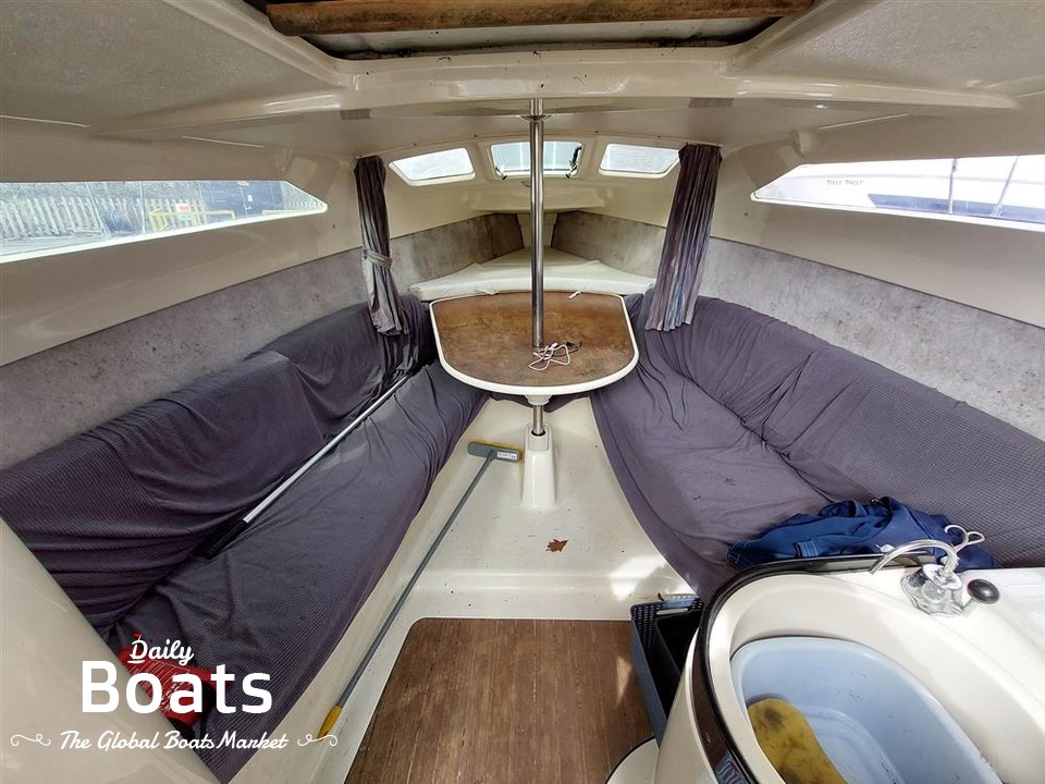 1993 Hunter Legend 26 for sale. View price, photos and Buy 1993 Hunter ...
