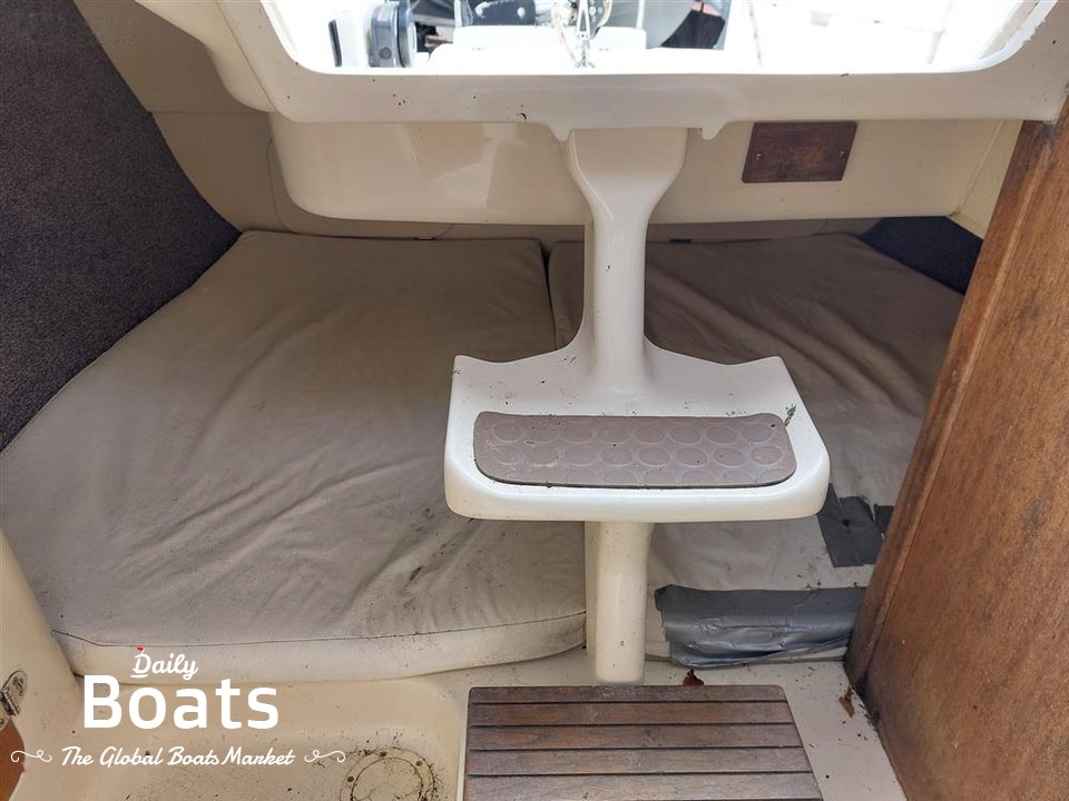 1993 Hunter Legend 26 for sale. View price, photos and Buy 1993 Hunter ...