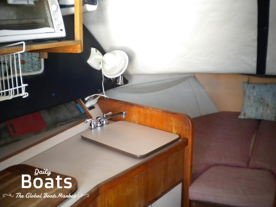 1986 Pacemaker 26 Flybridge Cruiser for sale. View price, photos and ...