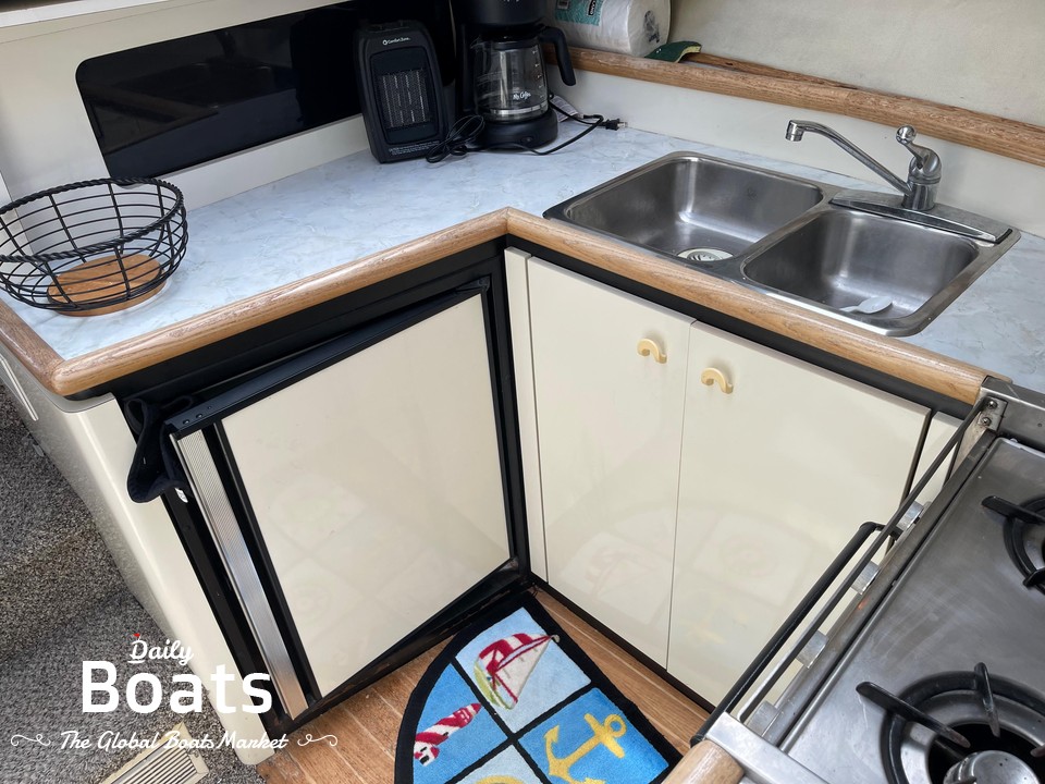 1994 Bayliner 3688 Mid Cabin Motoryacht for sale. View price, photos ...